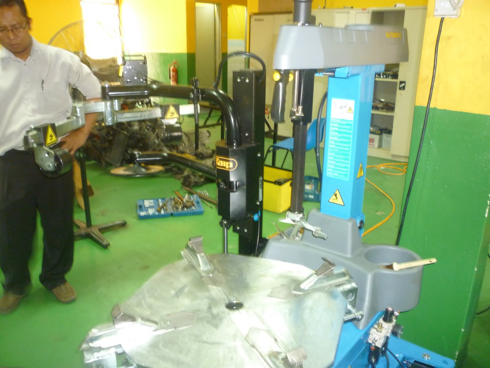 MENCARI KEREDHAAN ALLAH: Mesin dan Peralatan