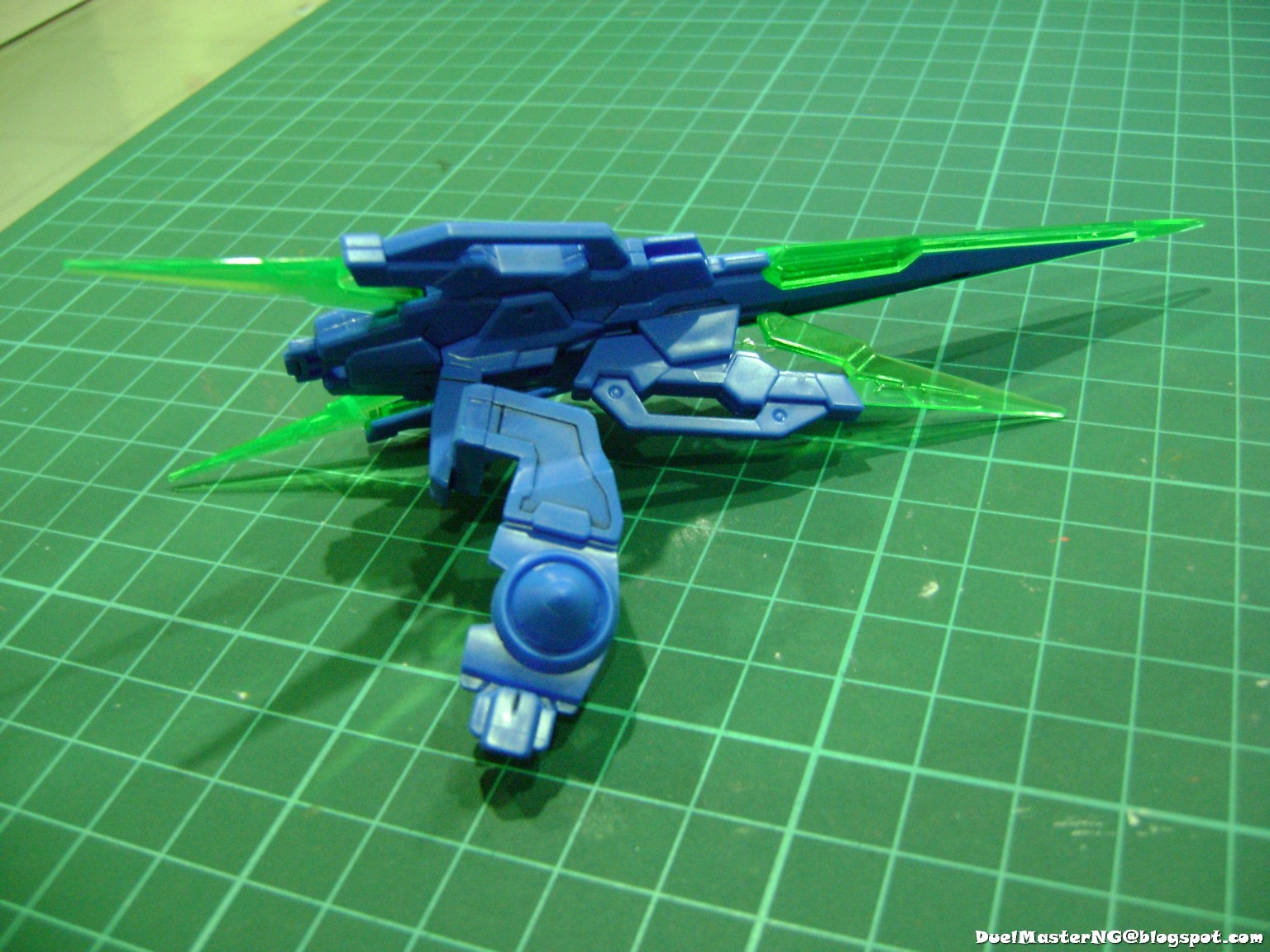 DuelMasterNG Gunpla: HG GN Sword IV Full Saber Manual & Review (Bandai)