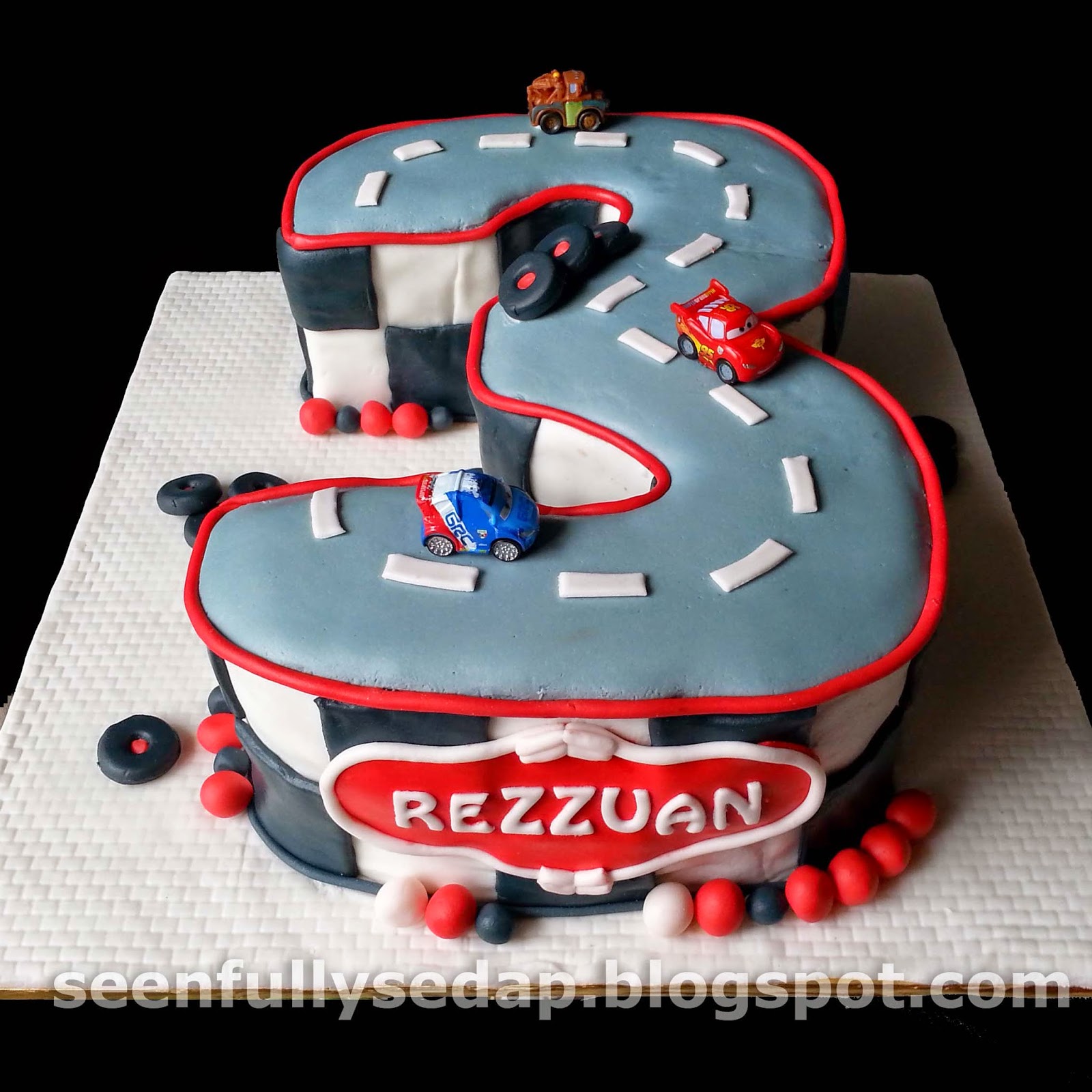 Seenfully Sedap: Number 3 Cake - Racing Cars