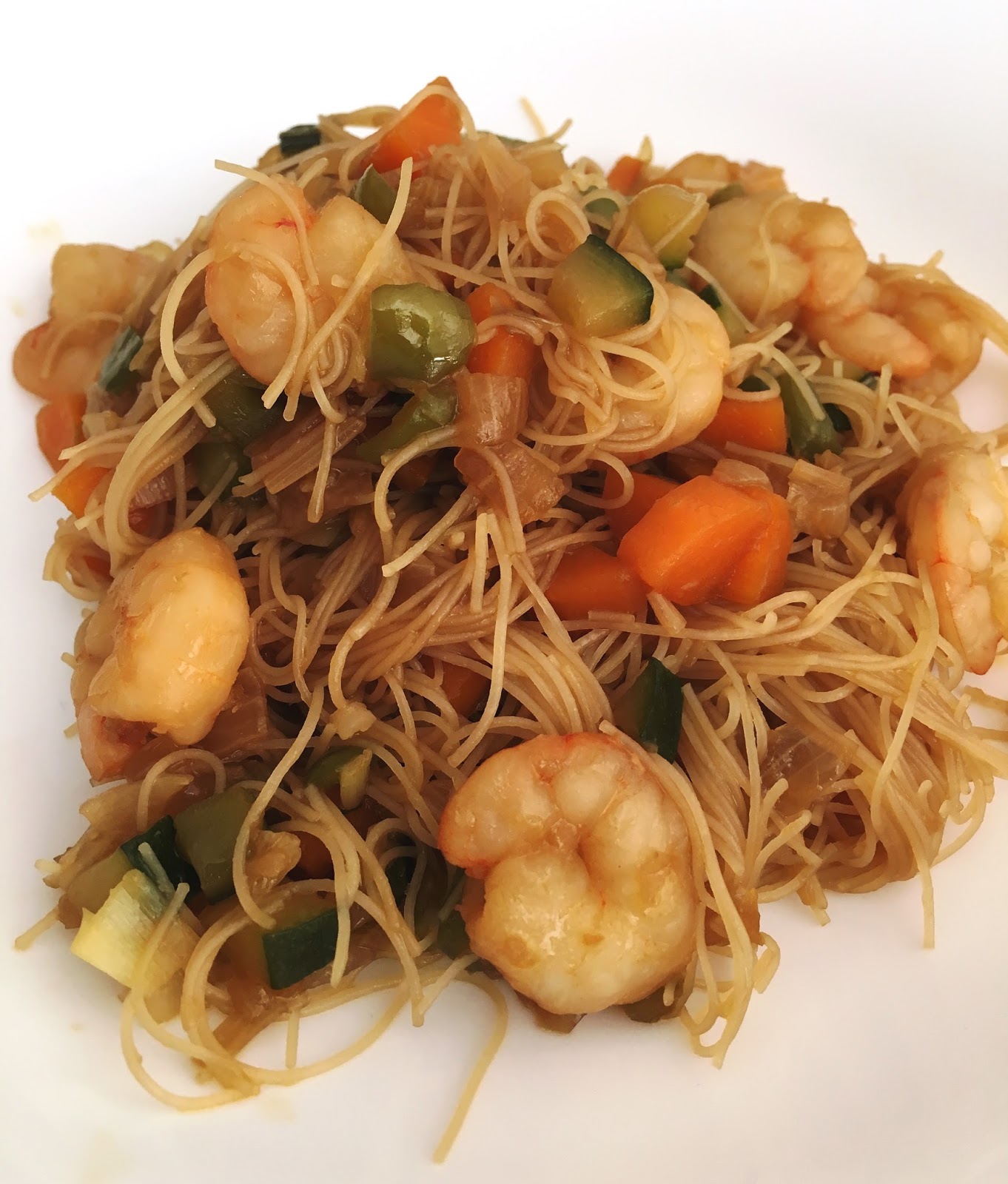 Fideus d'arròs amb verdures i gambes