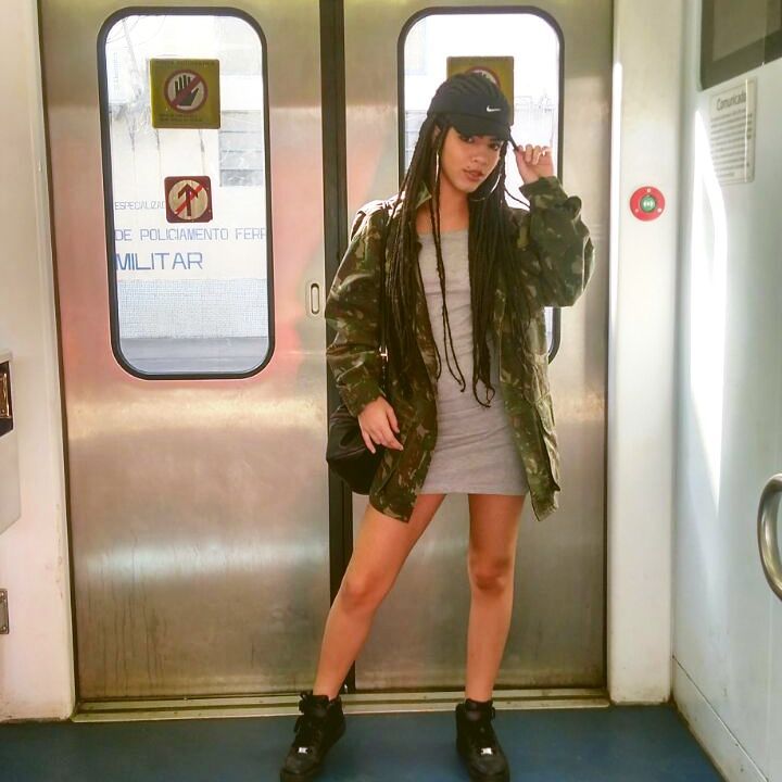 E claro que não poderia faltar um look bem urbano e bem estiloso como esse.