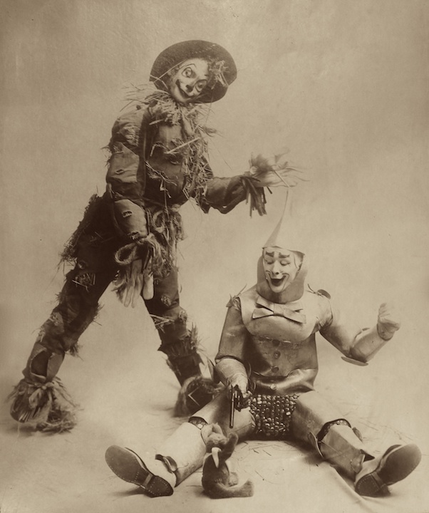 The Oz Enthusiast: A Gun-Toting Scarecrow