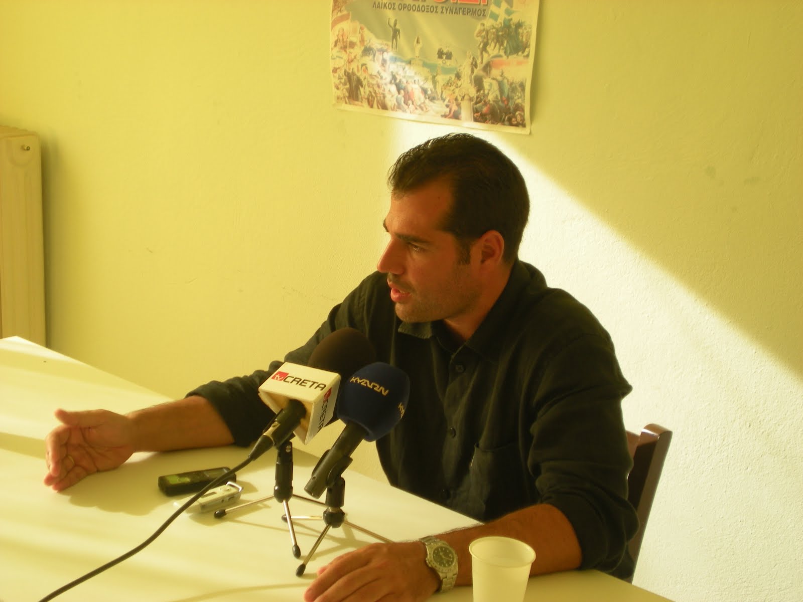 15 ΑΝΑΡΧΙΚΟΙ ΕΠΙΤΕΘΗΚΑΝ ΚΑΙ ΧΤΥΠΗΣΑΝ ΤΟΝ ΘΑΝΟ ΠΛΕΥΡΗ... ΠΡΙΝ ΛΙΓΟ ΣΤΑ ...