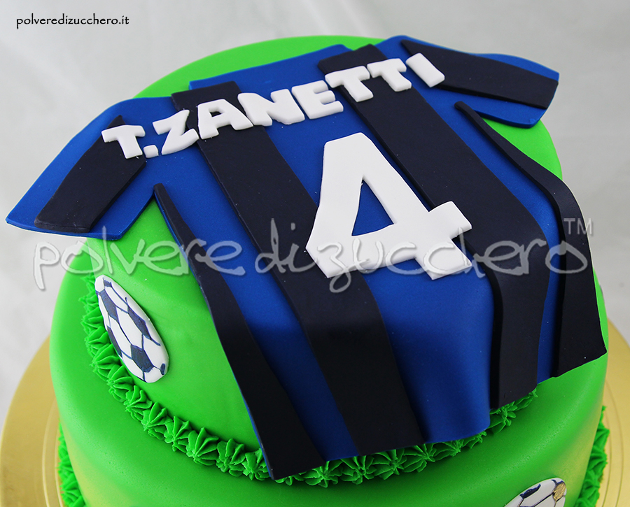 Torta decorata a tema calcio: pallone e maglietta dell'Inter in pasta ...