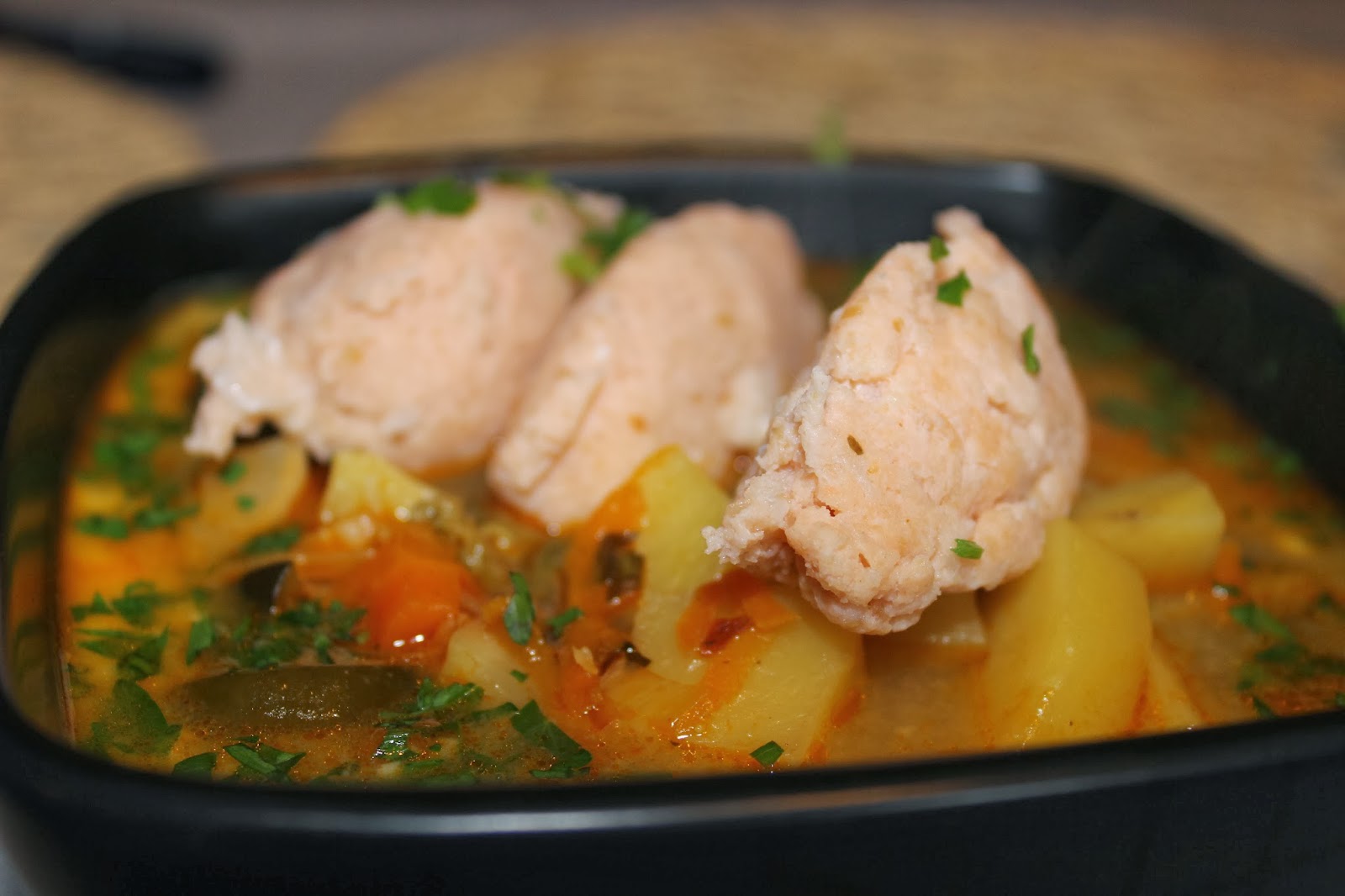 Kwiaty na talerzu: Pikantna zupa rybna (ucha) z łódeczkami z łososia