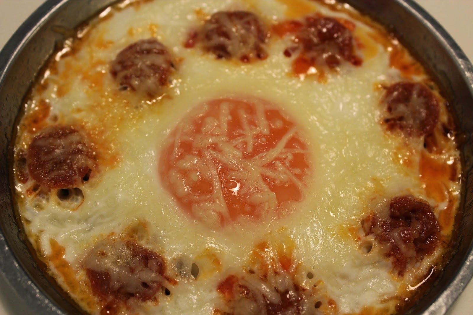 El Baúl de Monique : HUEVOS AL PLATO CON CHISTORRA