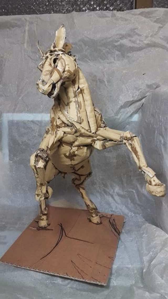 Artista de Cartón - Cardboard Artist - Notiabsurdo