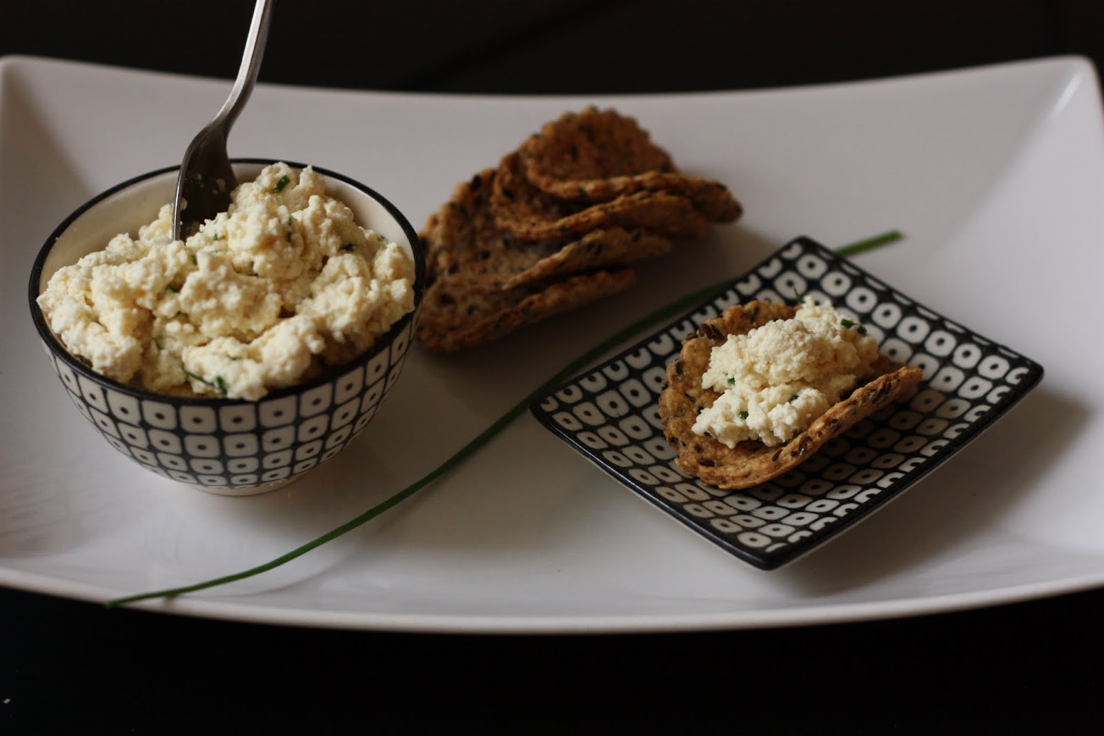 Les petits plats de Rose: Crackers sésame & lin ☼ fromage frais ciboulette
