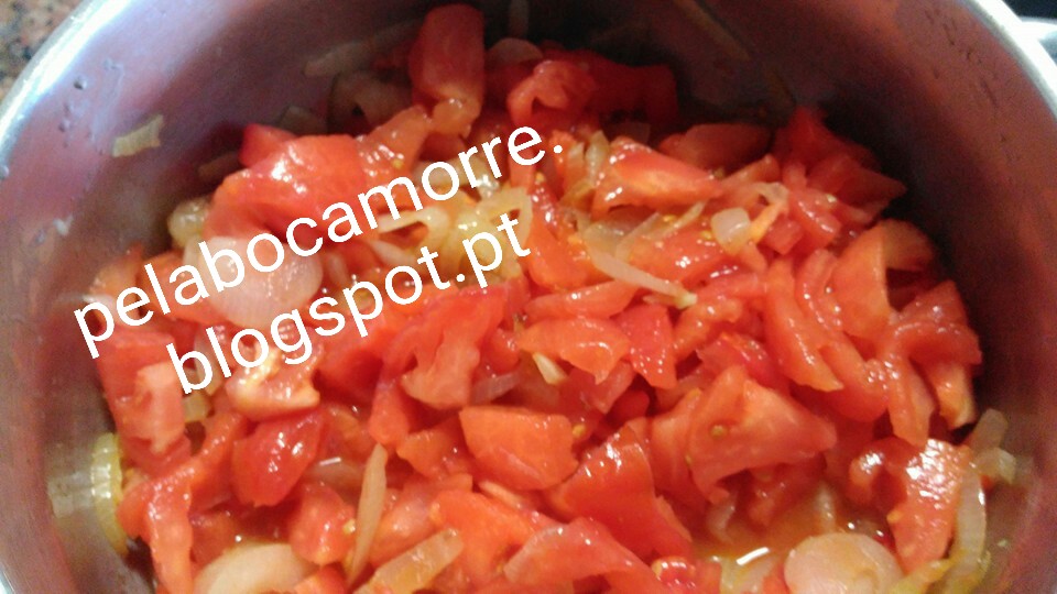 TOMATADA COM OVOS E BATATA PALHA - sabores da infância