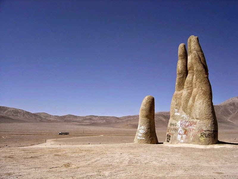 The Mano de Desierto | Sculpture of a Giant Hand located in the Atacama ...