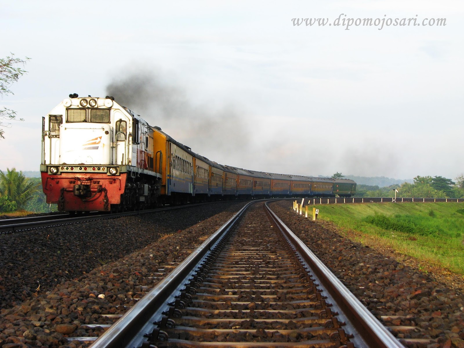 Kereta Api Indonesia: Menikmati Tikungan Indah KA Progo di Stasiun ...
