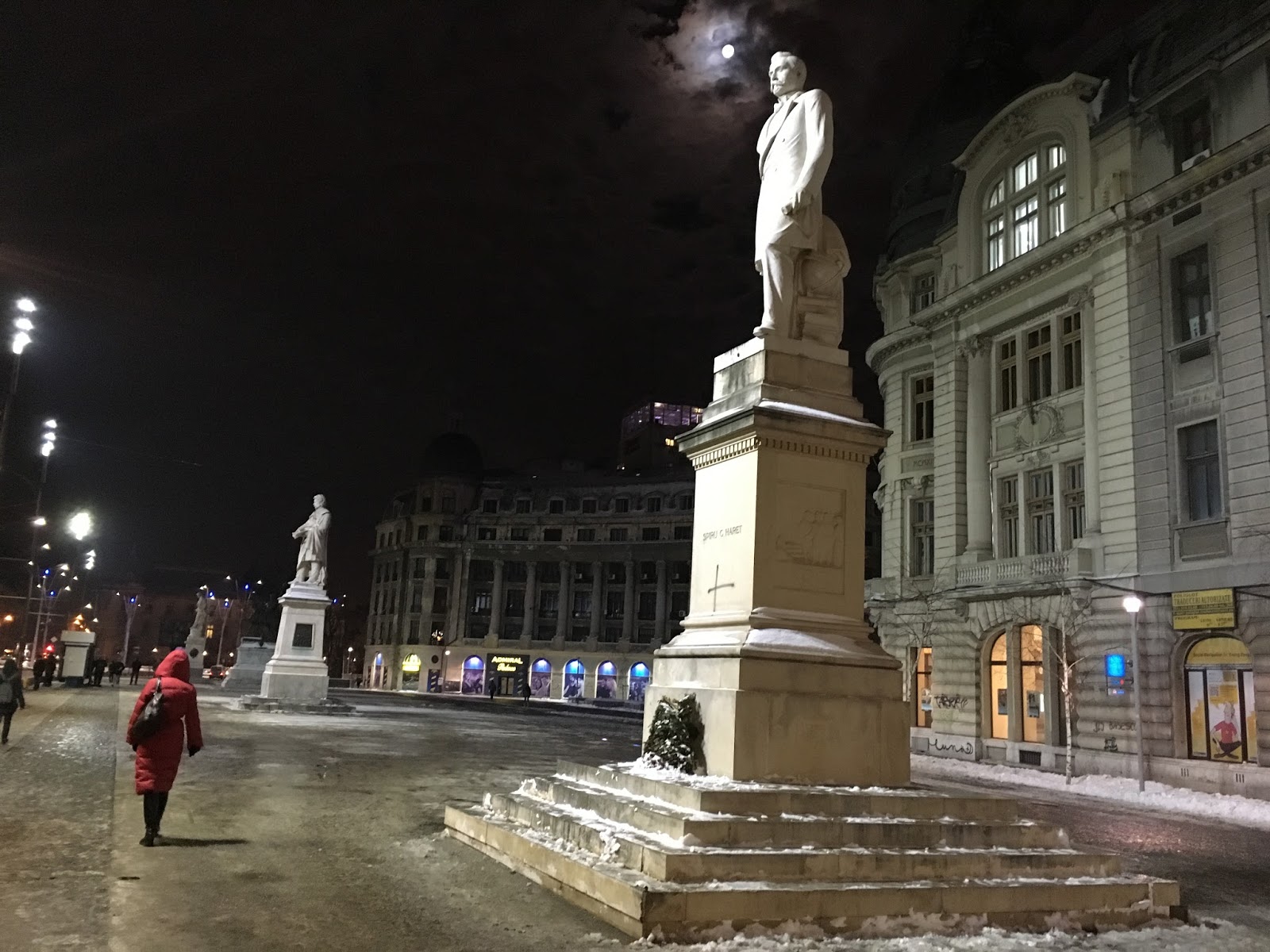 Naiv prin România: Statuile de la Universitate (MfC64)