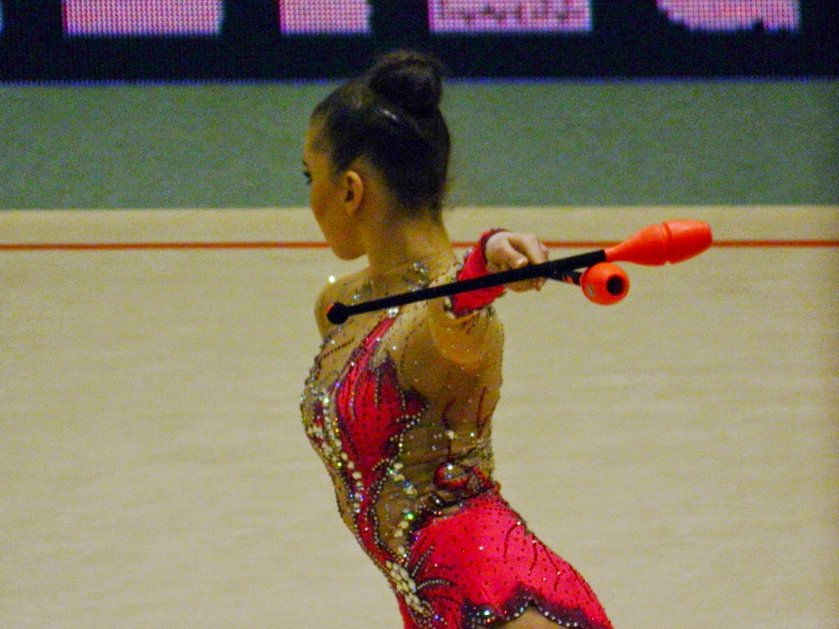 LA MULTI ANI, ROMANIA!: Gimnastica ritmica: incepand exercitiile la maciuci