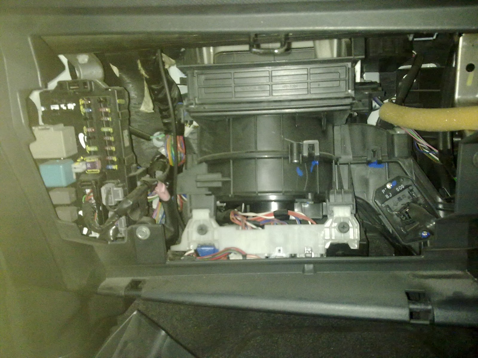 Khyriel's: Perodua Myvi - Cleaning Blower Aircond