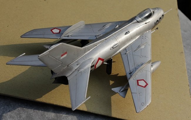AIRPLANE SCALE MODELKIT: MIKOYAN GUREVIG Mig-19