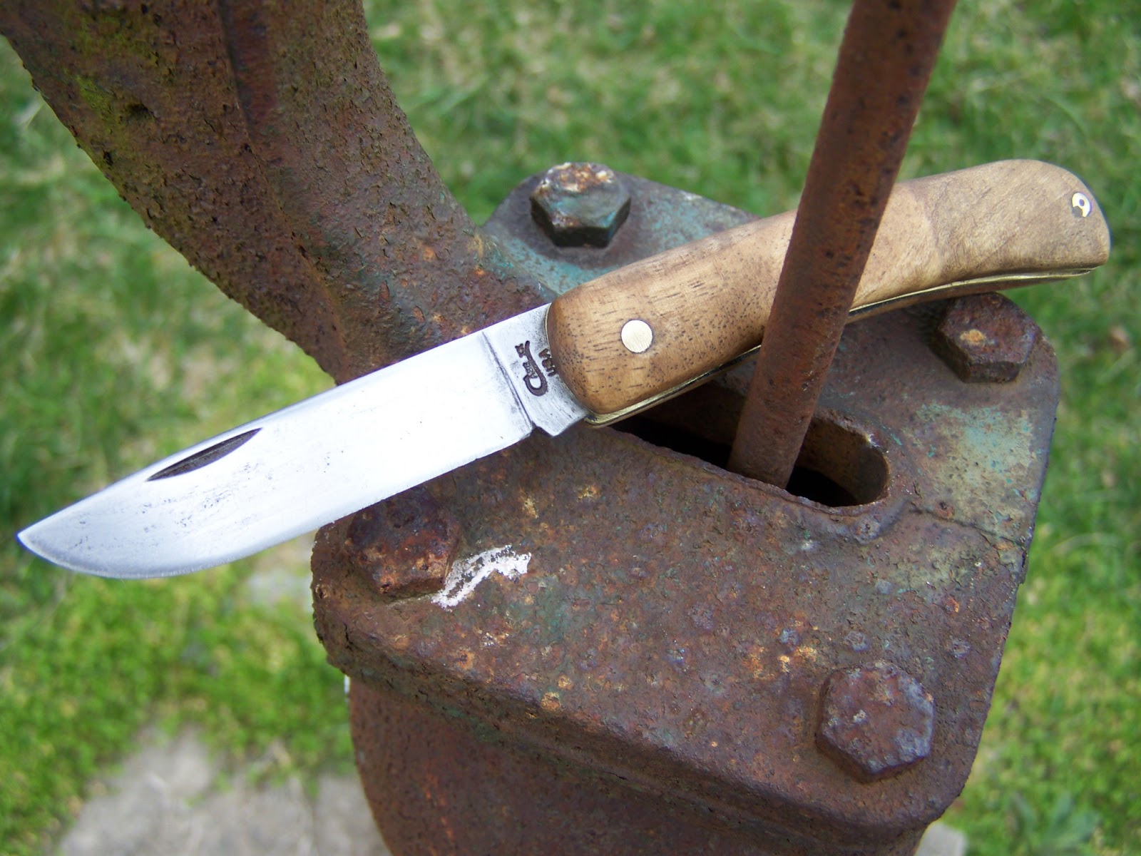 Knife Wonder: Case Sodbuster: Maple Burl and brass