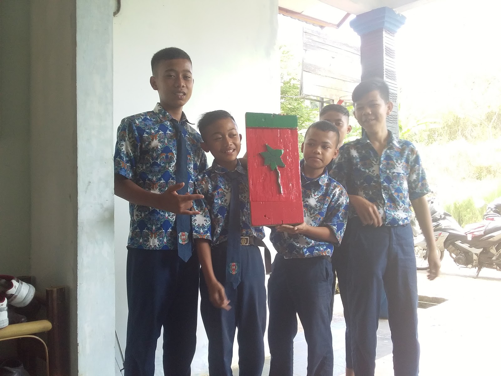 RAGAM HIAS PADA BAHAN KAYU DENGAN MENGGUNAKAN TEKNIK MEMAHAT - SBK SMP ...