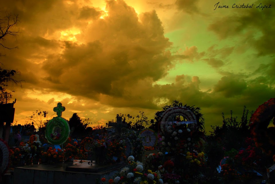 Jaime Ramos Méndez: Atardecer en el panteón de Tarecuato en Michoacán ...