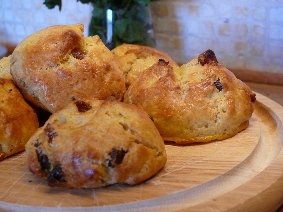 Scones all'uvetta con lievito madre - Édes mazsolás kovászos pogácsa ...