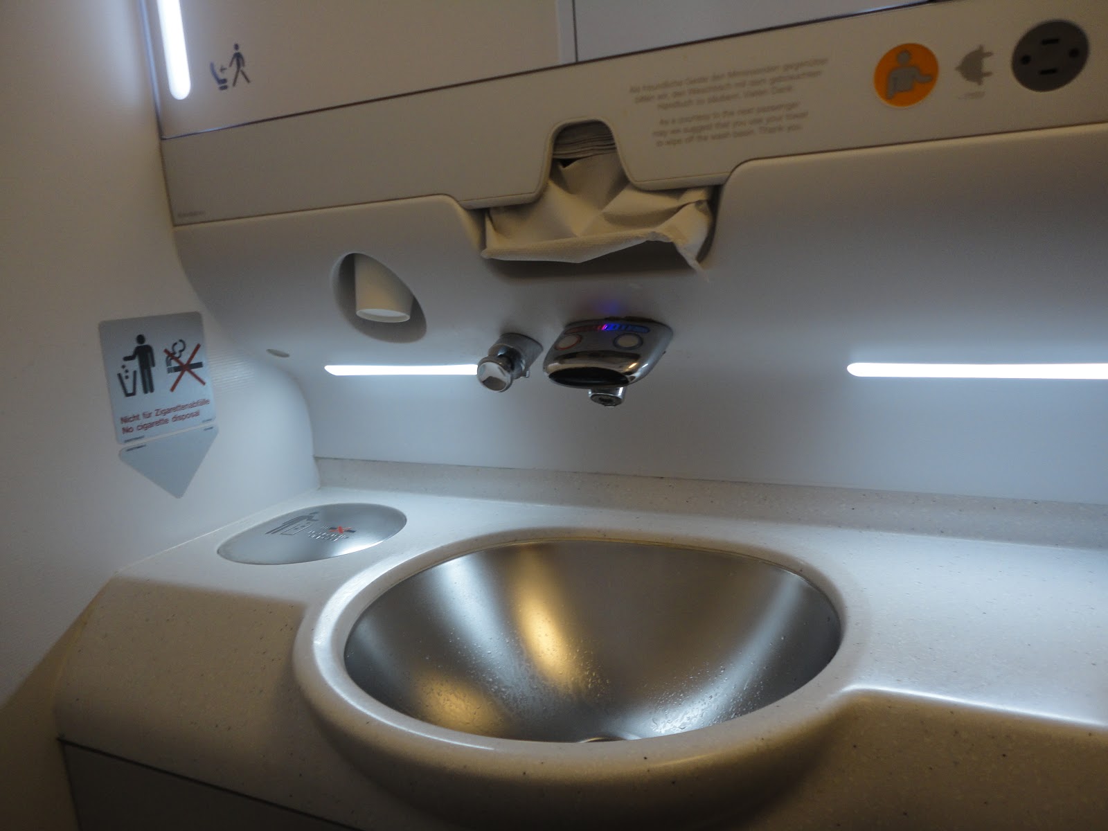 The Travelling Dassie: Lufthansa Economy Airbus A380-800 - LH573