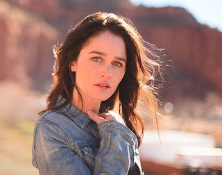 Robin Tunney: New Interview and Promotional Photo from Looking Glass ...