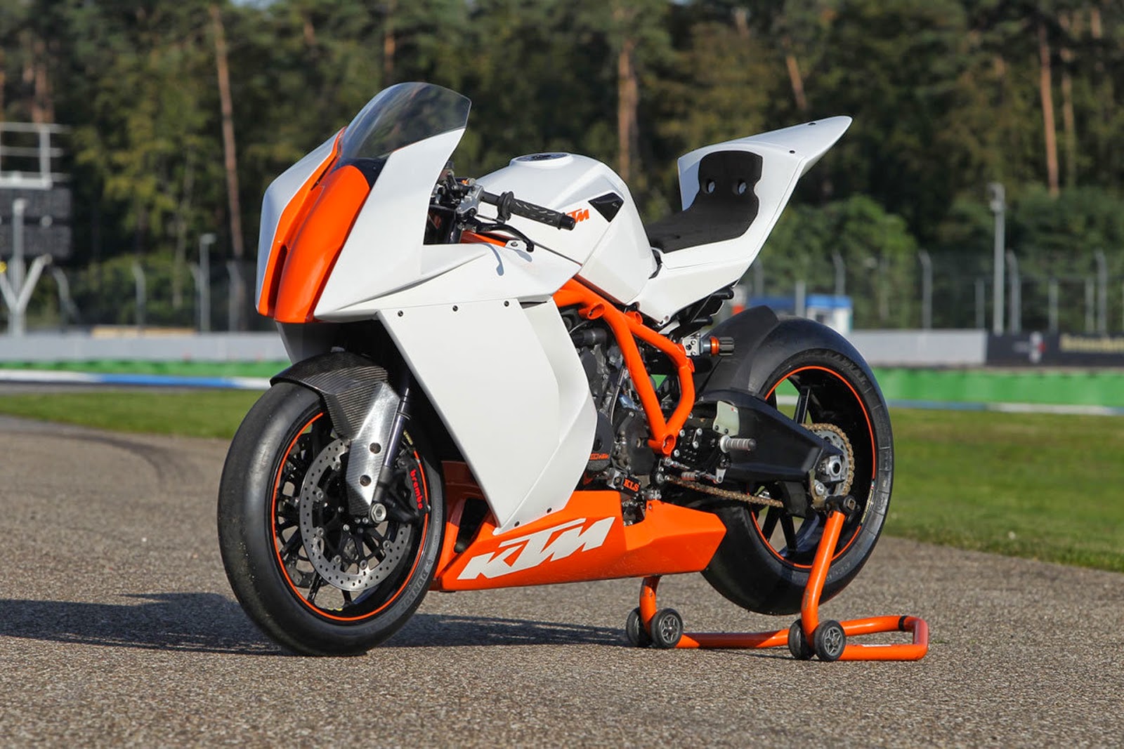 New Motorcycle: KTM RC8 Price, Review and Specs