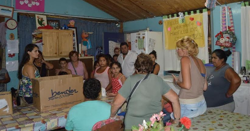Entrega de útiles escolares a la ONG Mamá Luz de Esperanza
