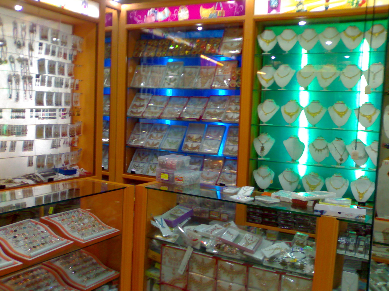 Chiseler Interiors: Fancy shop