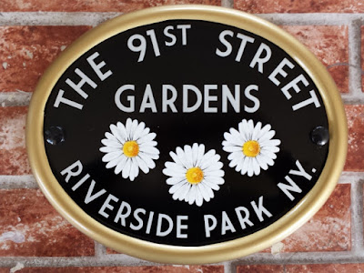 Pictorial House Signs from Yoursigns Ltd: House sign with daisy flowers