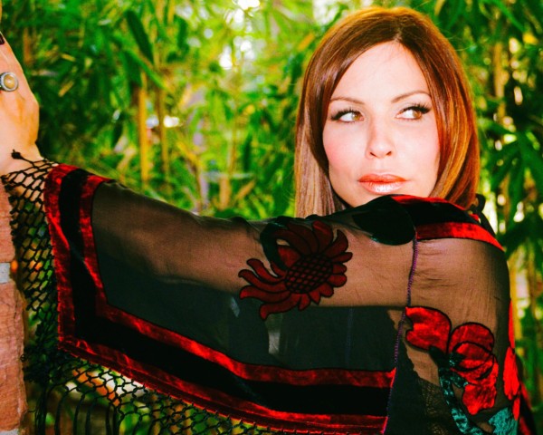 Jenae Alt – Idol Features