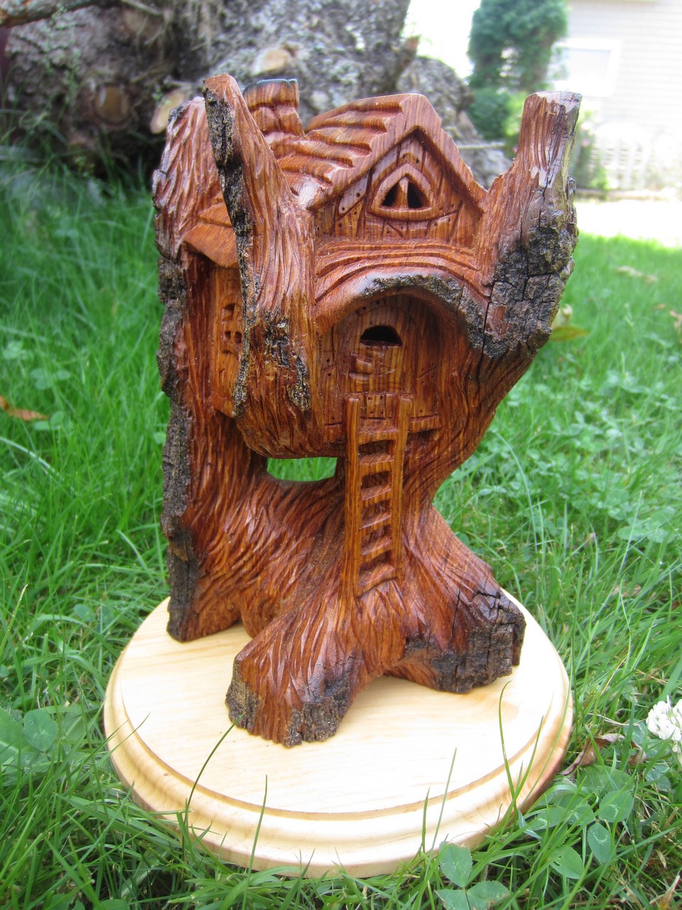 Ales the woodcarver: House in a tree - all round carving