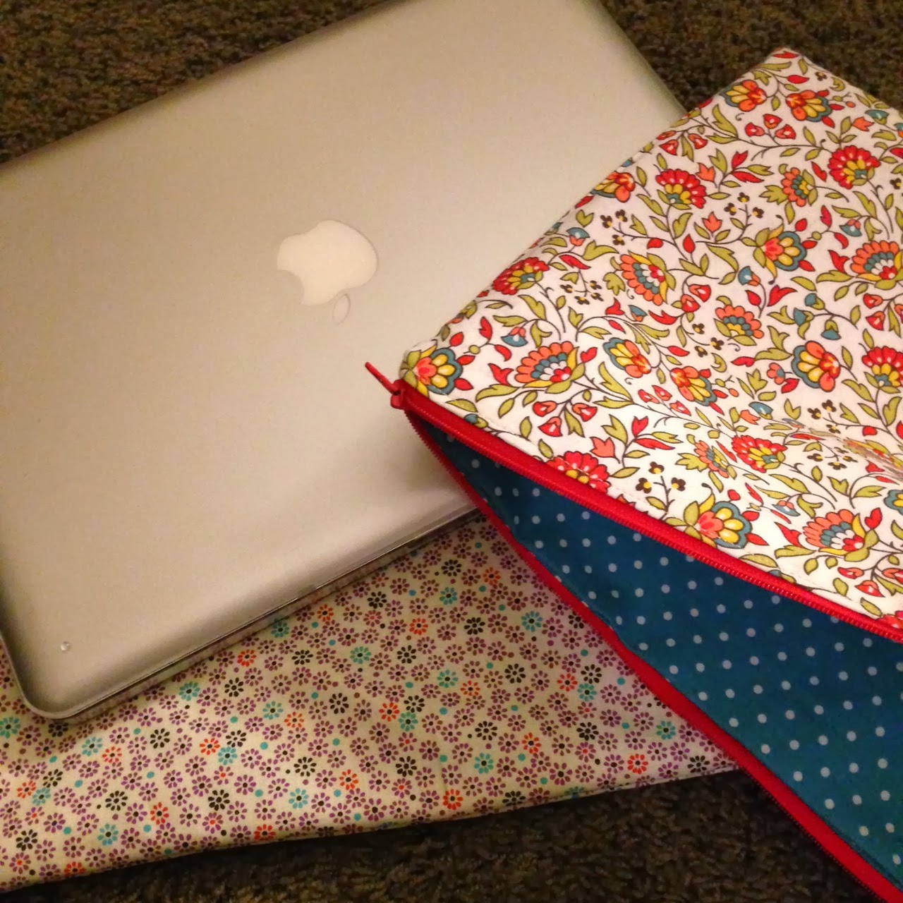 a splendid life: Sewing Tutorial: Zippered Bag
