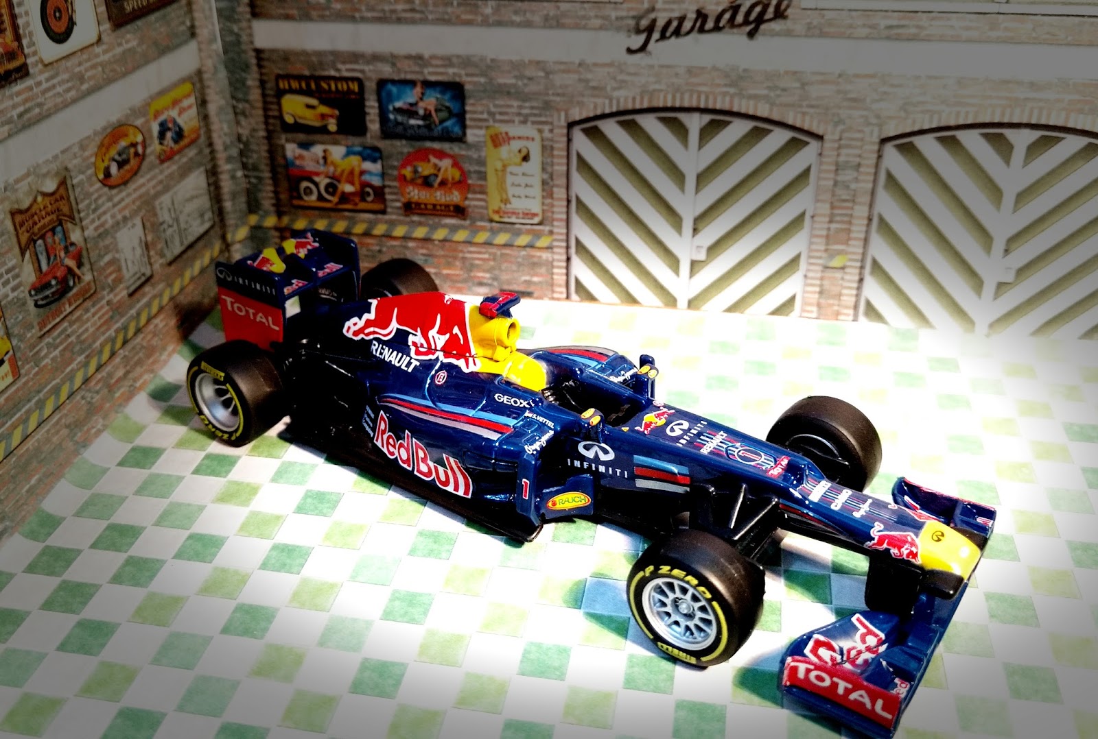 Diecast Super: Red Bull RB8 2012 (Burago 1/32)
