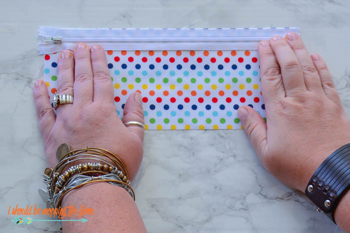 Lined Zipper Pouch Tutorial | i should be mopping the floor