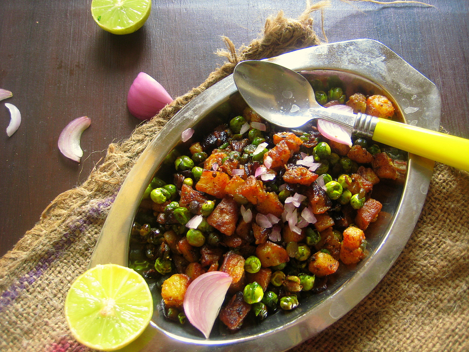 madhuri's kitchen: Aloo Matar Chat / Potato Peas Curry