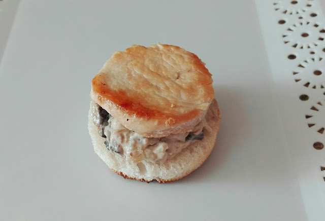 Encima del pan colocamos una buena cantidad de salsa de setas, después ...