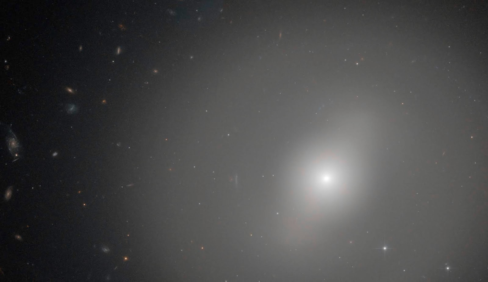 NGC 1533, una galaxia lenticular.