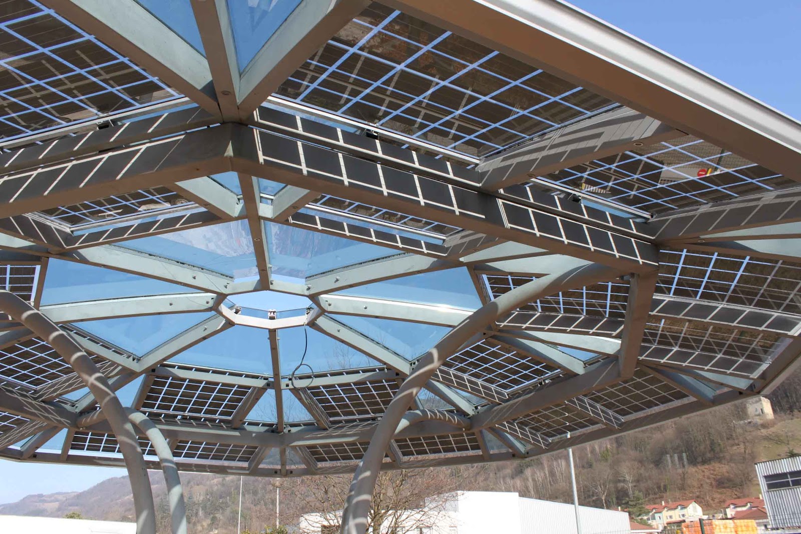Los vidrios fotovoltaicos VidurSolar® se integran un quiosco solar de ...