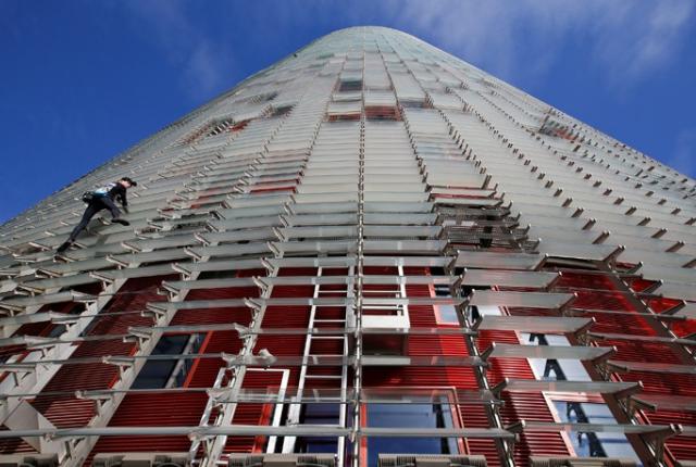 See the French Spiderman climbing a skyscraper without a harness ...
