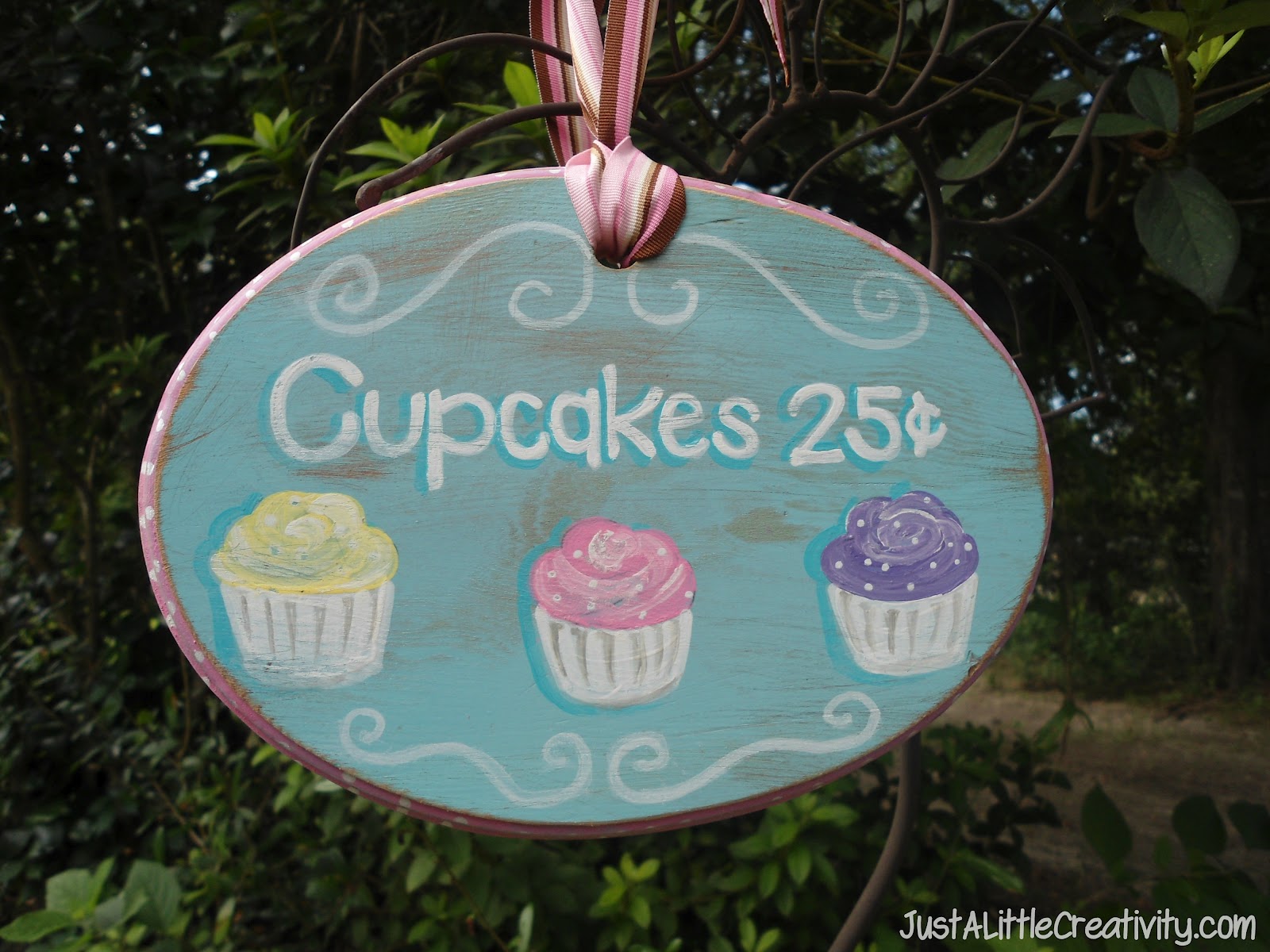 How to Paint an Old Fashioned Cupcake Sign {Tutorial}