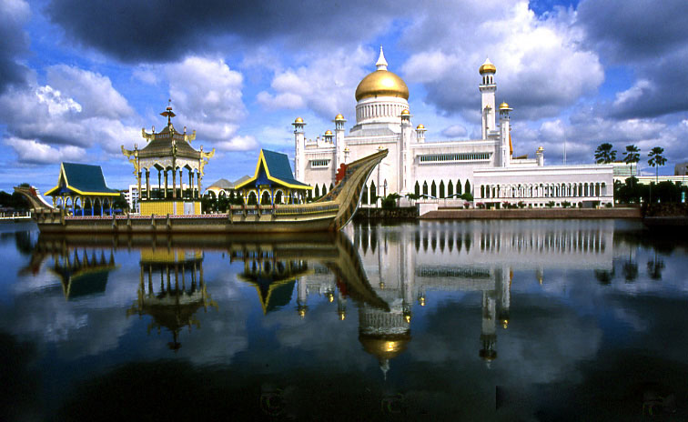 Beautiful Mosques: Sultan Omar Ali Saifuddin Mosque : Bandar Seri ...