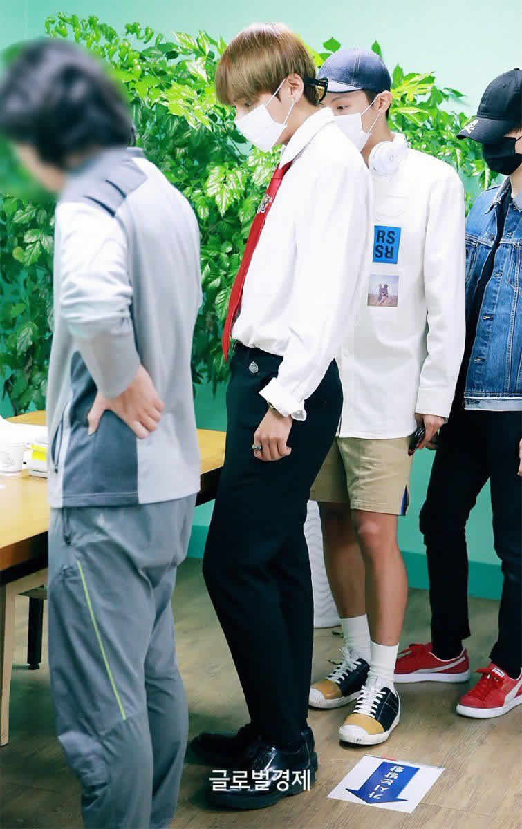 V de BTS usó peculiar ropa en aeropuerto y se hace tendencia – Mundo Kpop