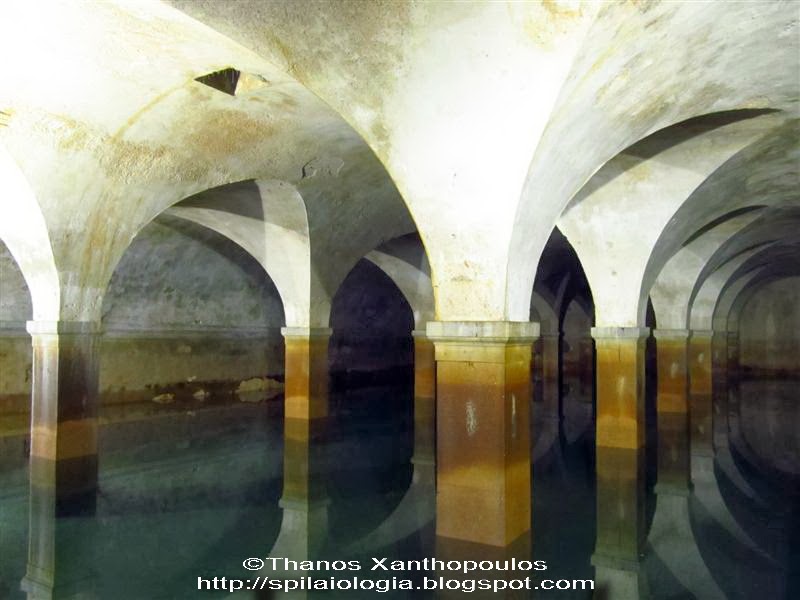 Our Athens... Μία φωτογραφία για την Αθήνα: Η ΑΔΡΙΑΝΕΙΟΣ ΔΕΞΑΜΕΝΗ ...