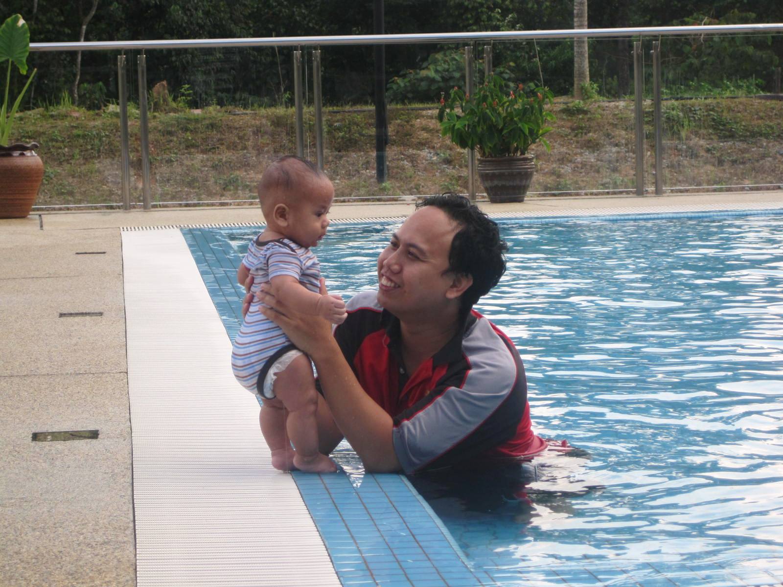 wafiy belajar berenang | :: Telatah Wafiy dan Waiz