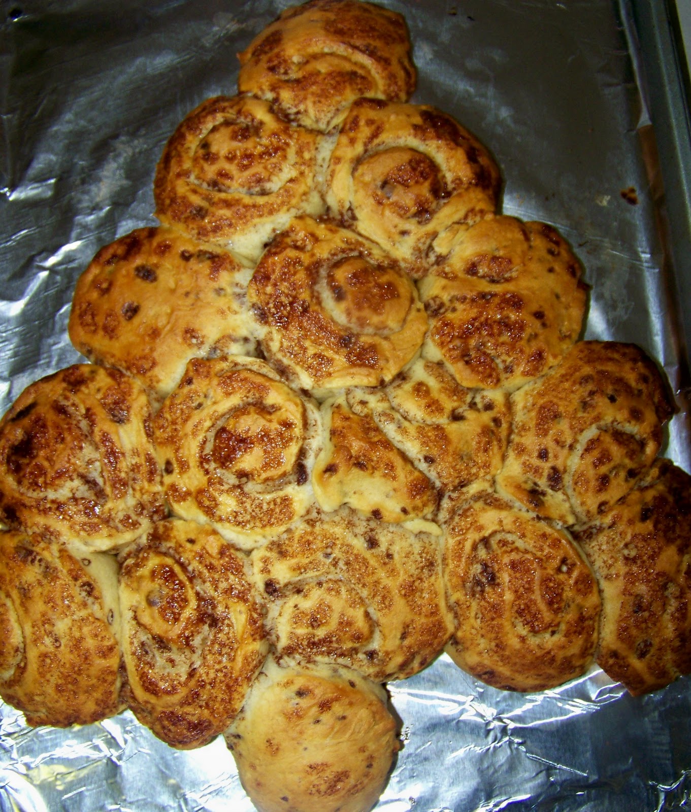 Kitchen Simmer: Cinnamon Roll Christmas Tree