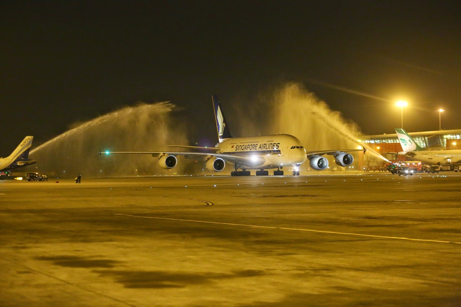 Singapore Airlines A380 receives water cannon salute at Delhi