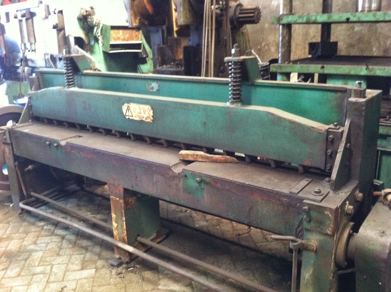 Mesin Potong Plat - Perumperindo.co.id