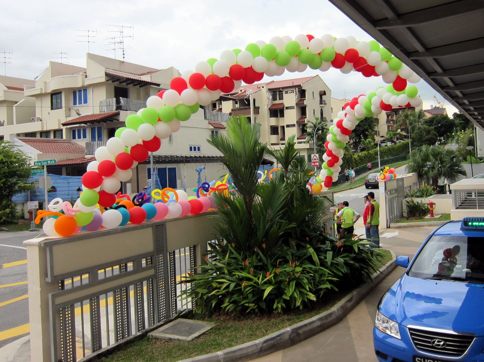 * MAKE STUFF: Christmas outdoor balloon decoration
