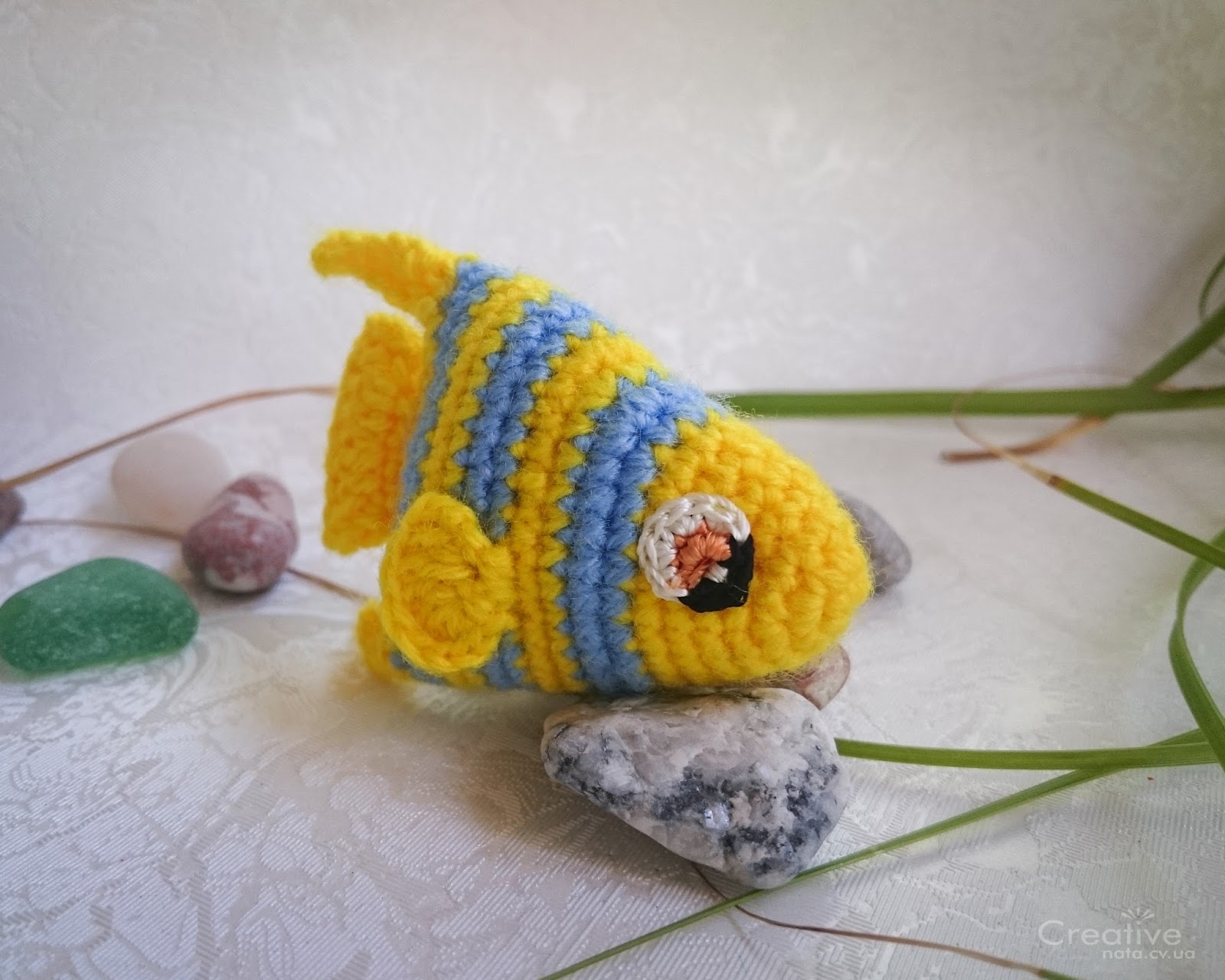 Желто-голубая треугольная рыбка - creative