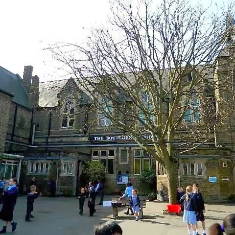 Bermondsey Vicar: Communion at Boutcher